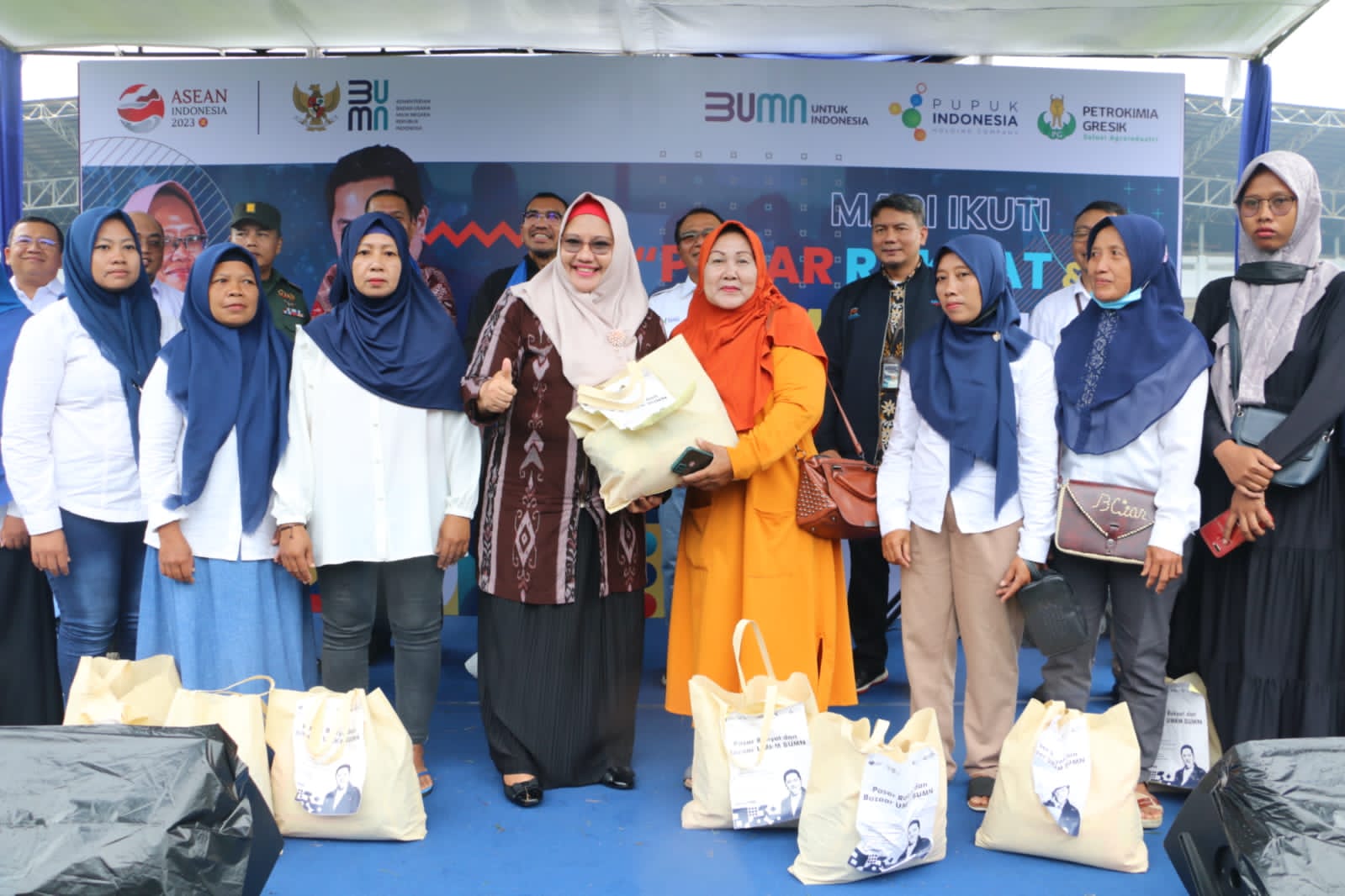 Arya Sinulingga Didampingi Wabup Gresik Bu Min Hadiri Pasar Rakyat Dan ...