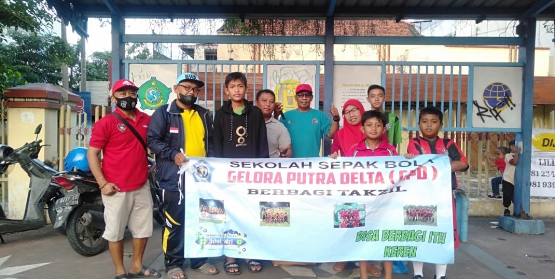 SSB Gelora Putra Delta Sidoarjo Bagi-bagi Takjil - Radar Jatim